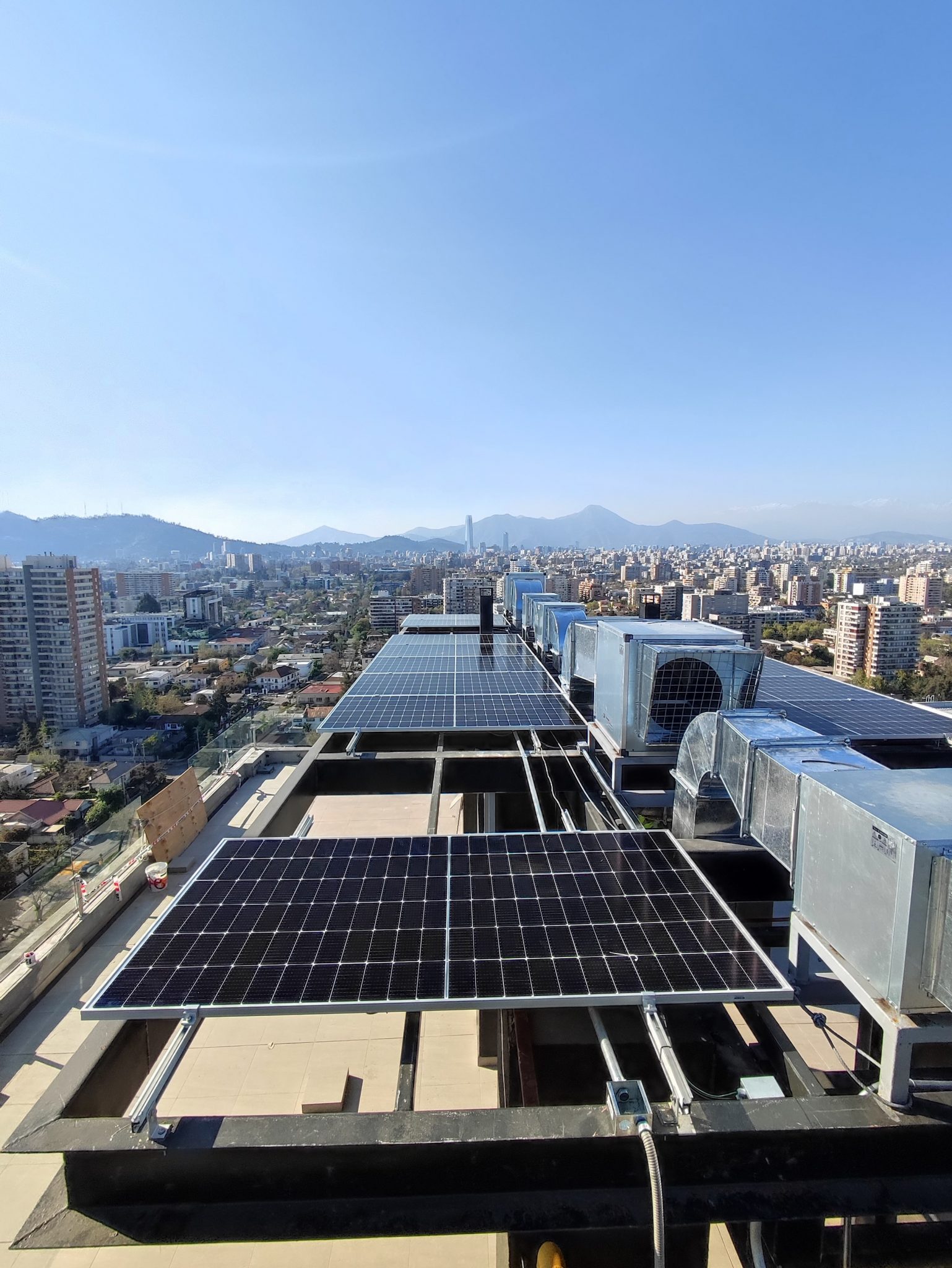 Sunbelt Ilumina el Edificio MIND: Proyecto Solar Reduce Costos Eléctricos